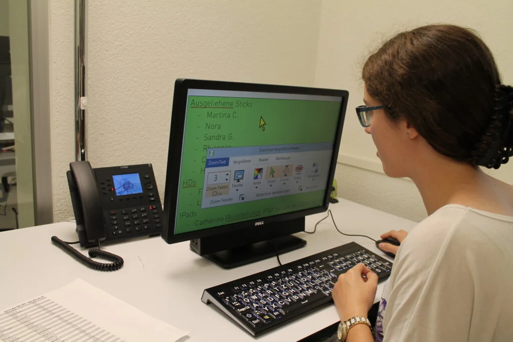 Une informaticienne malvoyante sait comment s'aider | Travail.Suisse ...